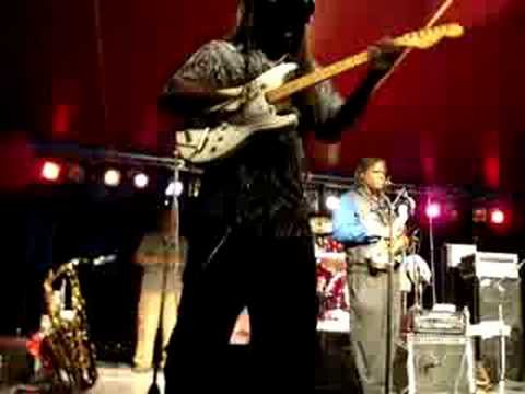 Regi Wooten(gtr) and Steve Forrest(BASS) THUMP-OFF - YouTube