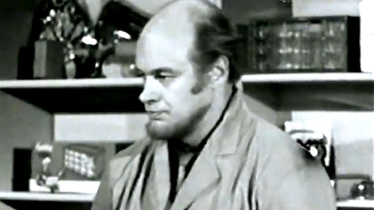 Spede Show - Rautakauppa, mutta myyjä laskee kaikki 206 nupinaulaa ...