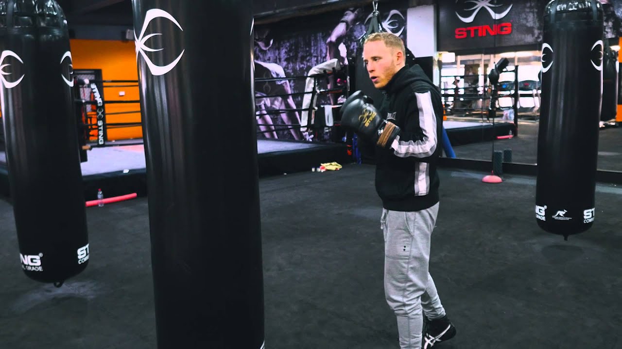 Hit the heavy bag like a pro boxer - YouTube