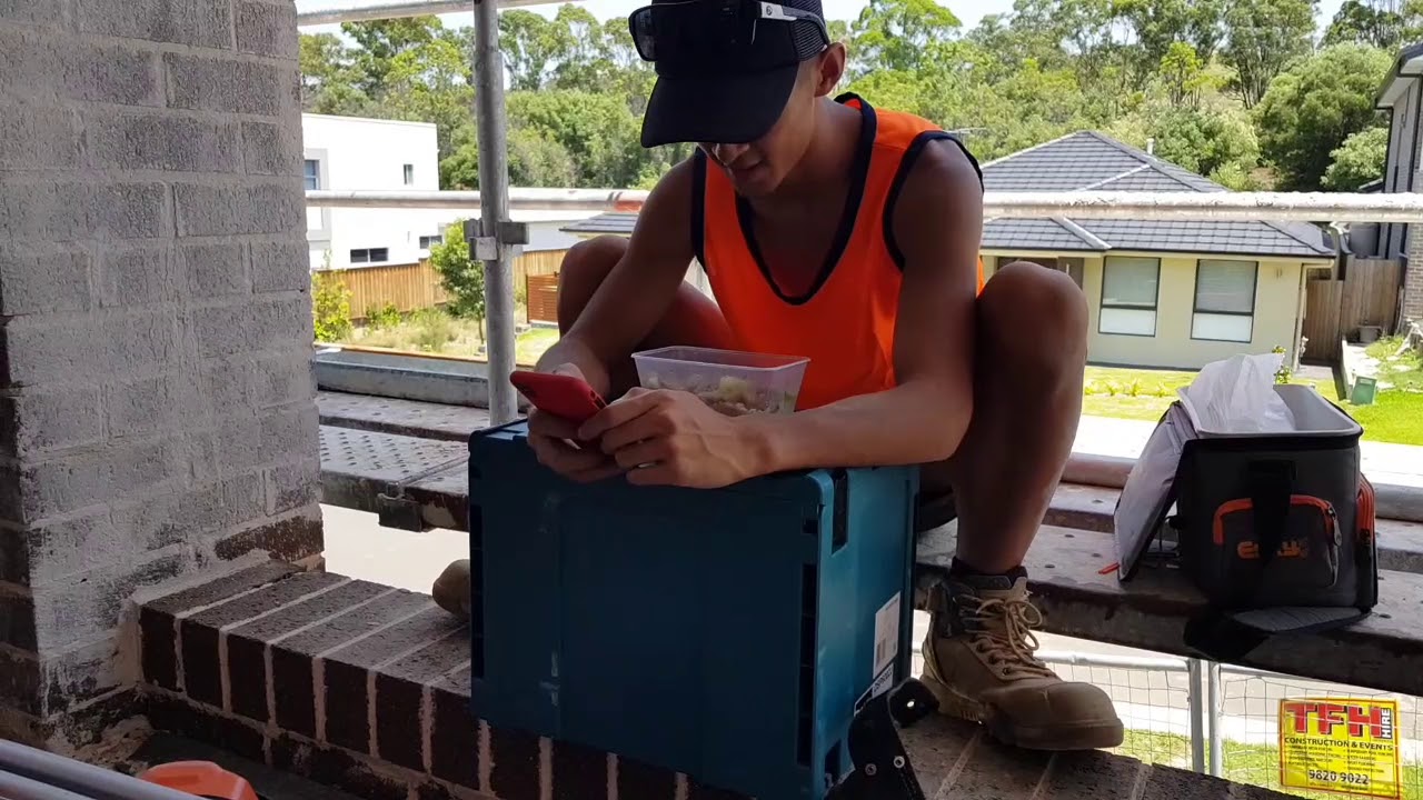 Installing Matrix cladding during a Heatwave - YouTube