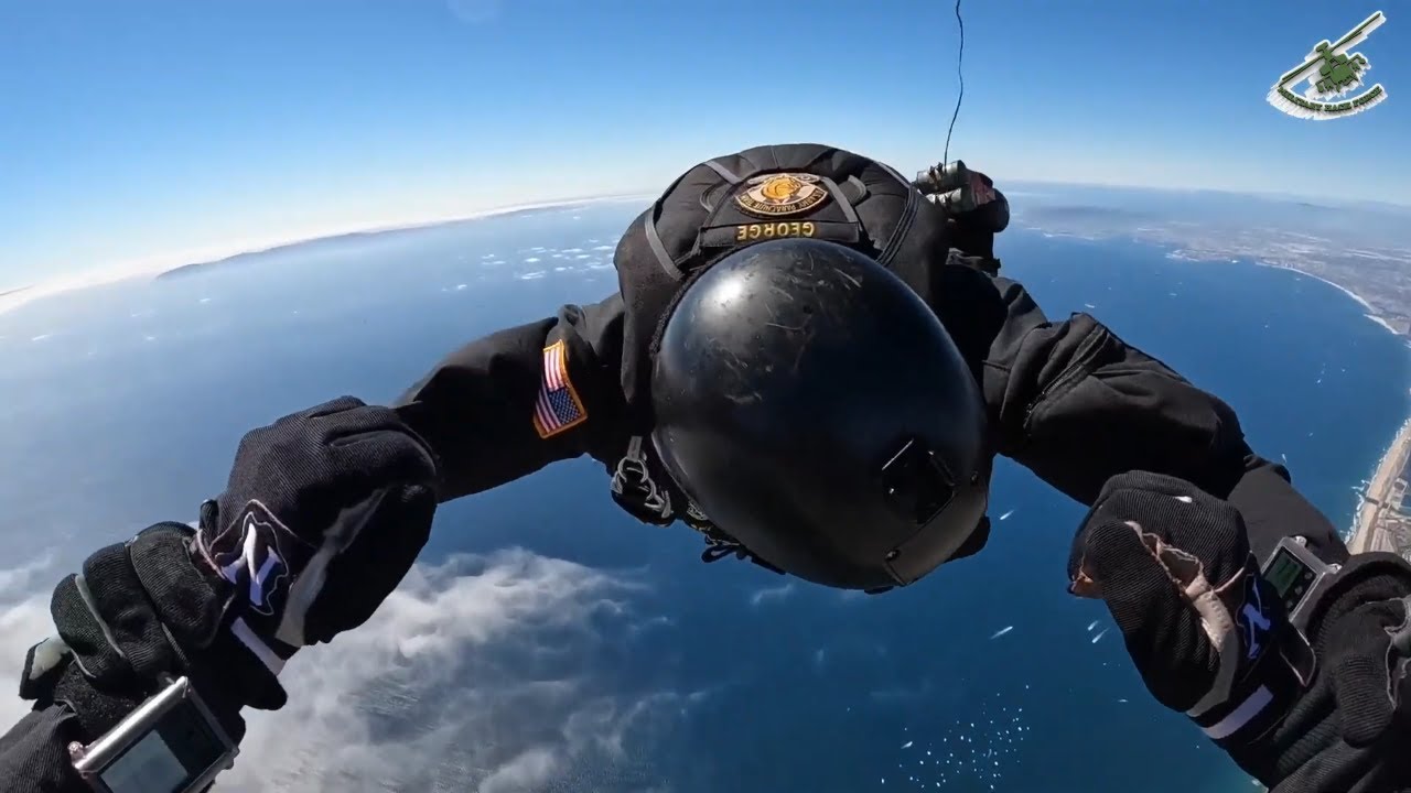 U.S. Army Parachute Team Skydives in Pacific Airshow - YouTube
