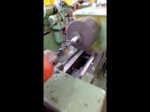 Barrenado con broca helicoidal en broquero en el Torno - YouTube