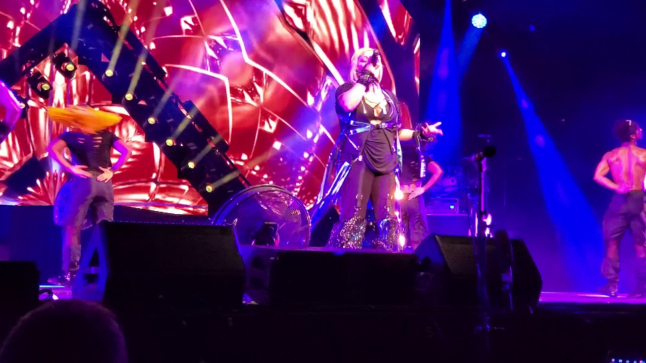 TLC - No Scrubs Live - YouTube