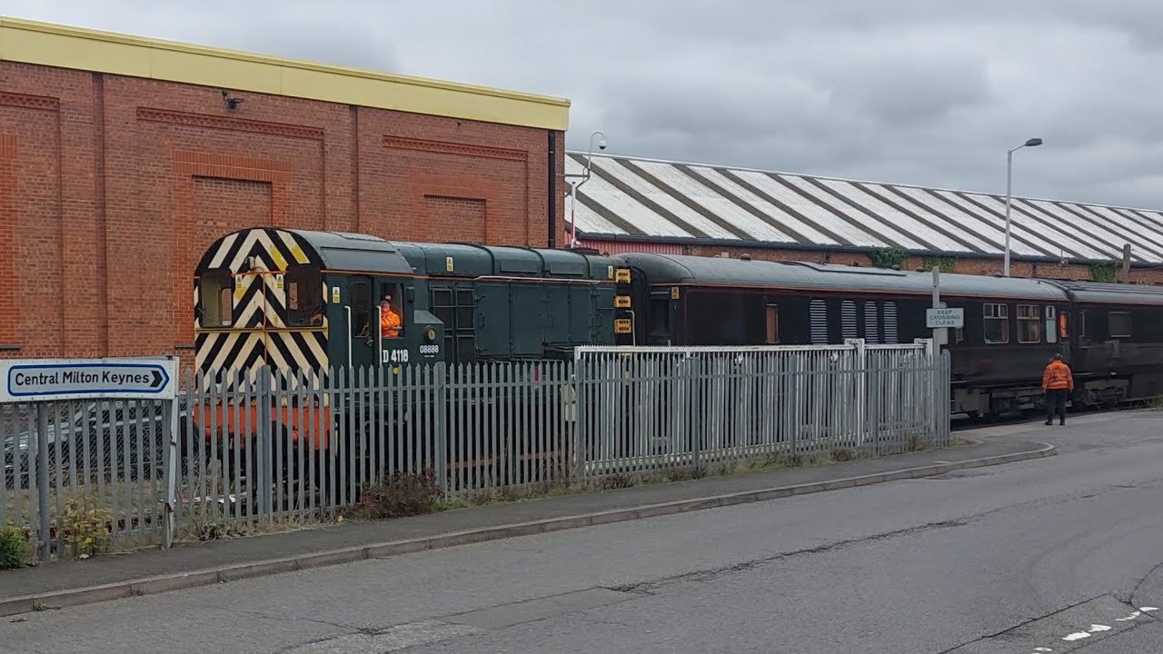 Royal Train entering Wolverton Works - YouTube
