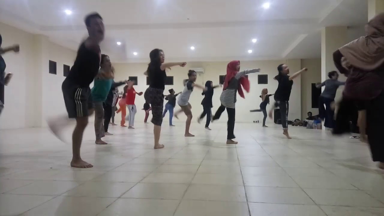 tari rampak rebana. sanggar andari - YouTube