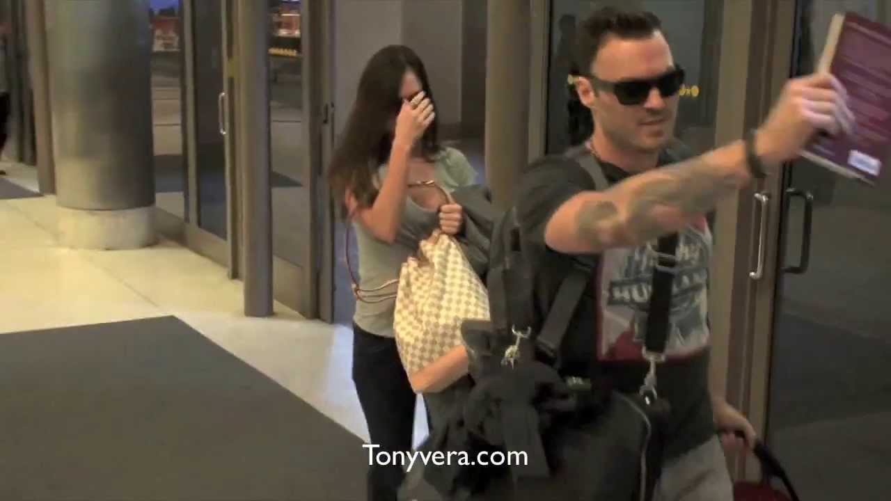Megan fox Brian Austin Green bodyguard and the paparazzi at LAX - YouTube
