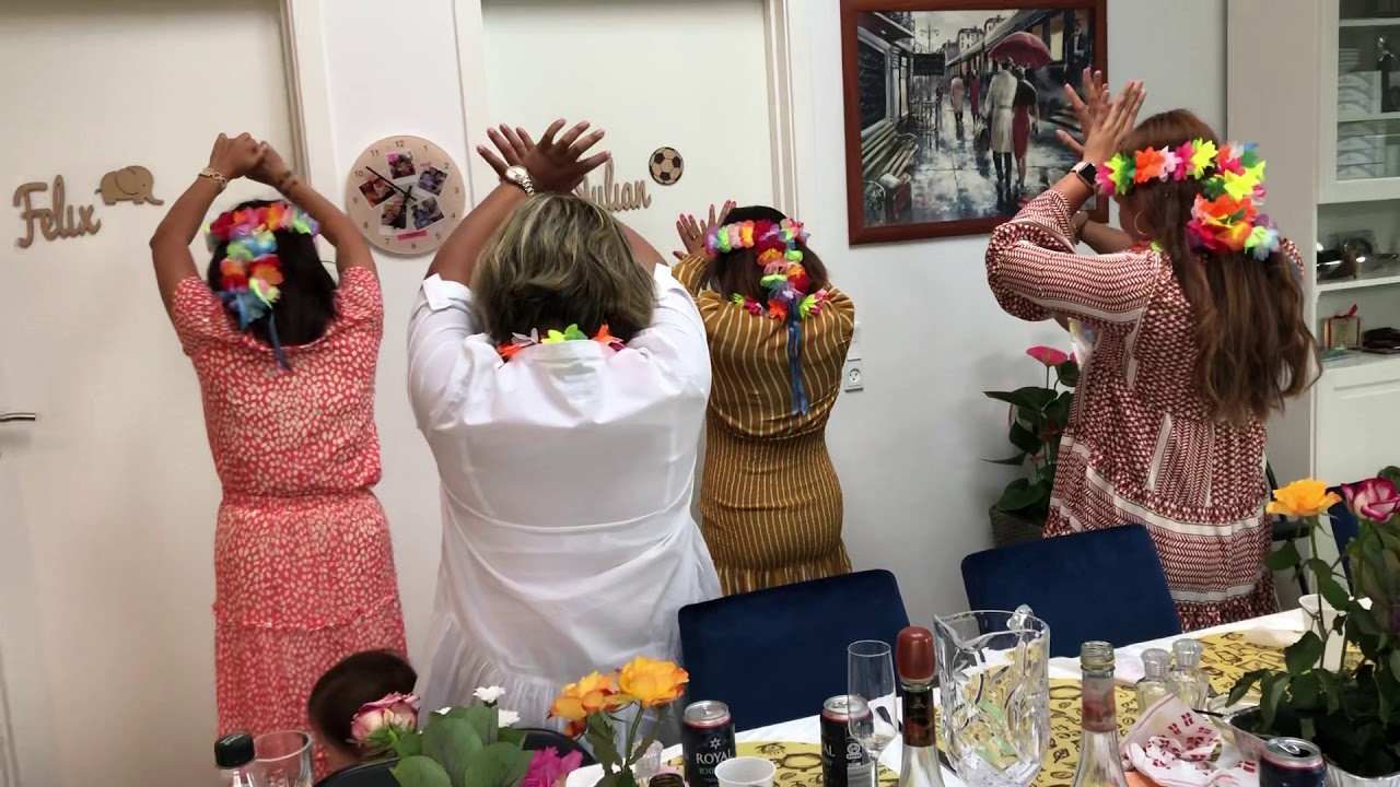 Funny Pearly Shell Dance DK - YouTube