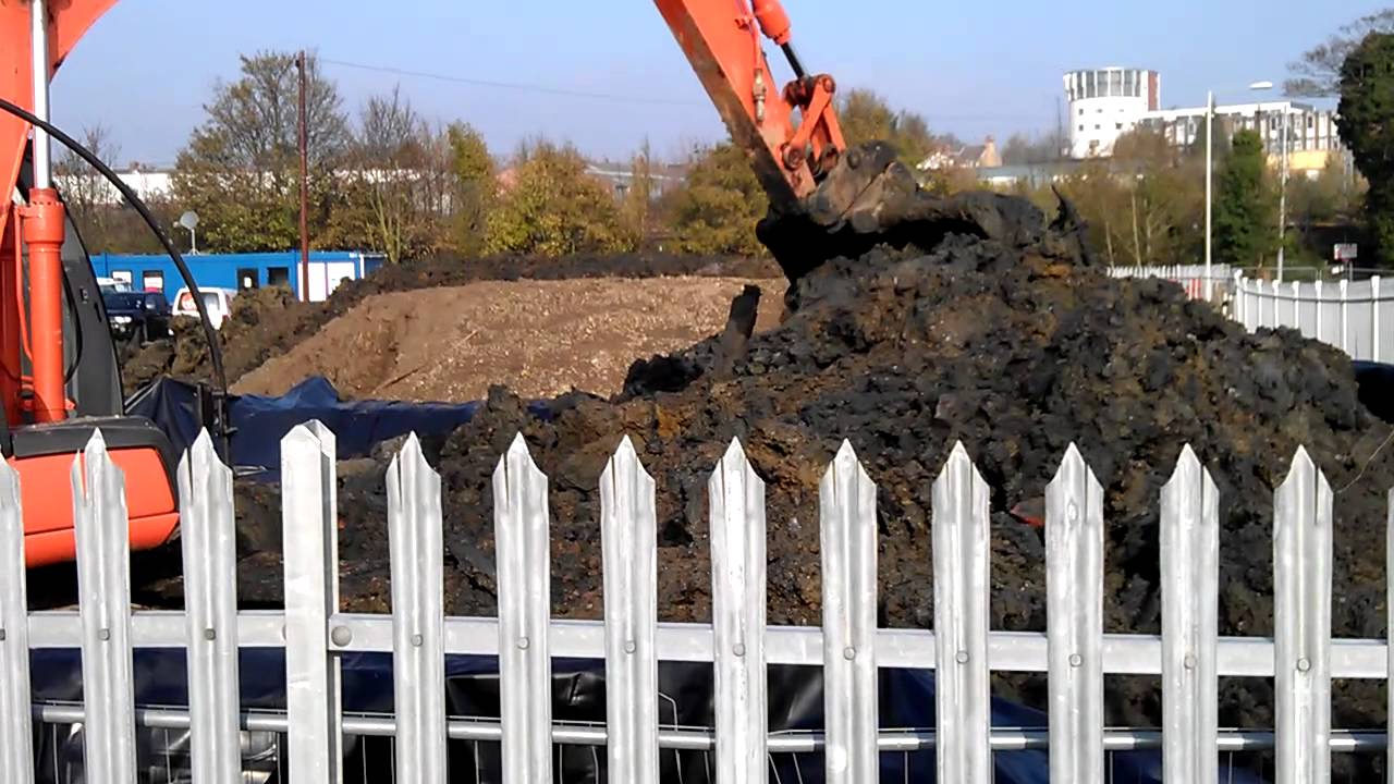 hitachi 130 LCN pilling up contaminated soil - YouTube