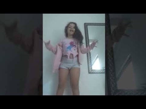 Eu dançando funk com minha amiga gravando(primeiro video do canal