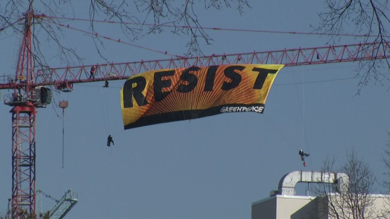Giant ‘RESIST’ banner unfurled blocks from the White House - YouTube