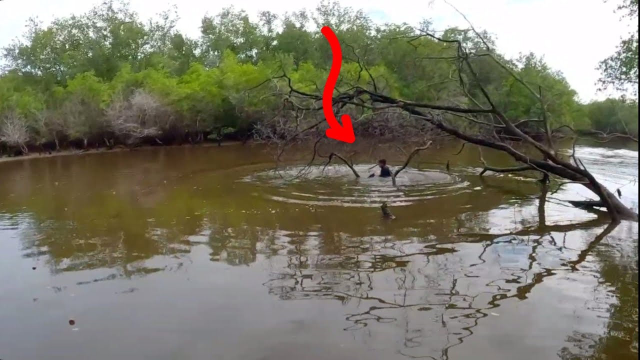 nunca debes de haser esto cuando vas a pescar a un río desconocido ...