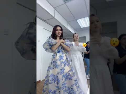 This random girl in the dressing room passed the vibe check!!!