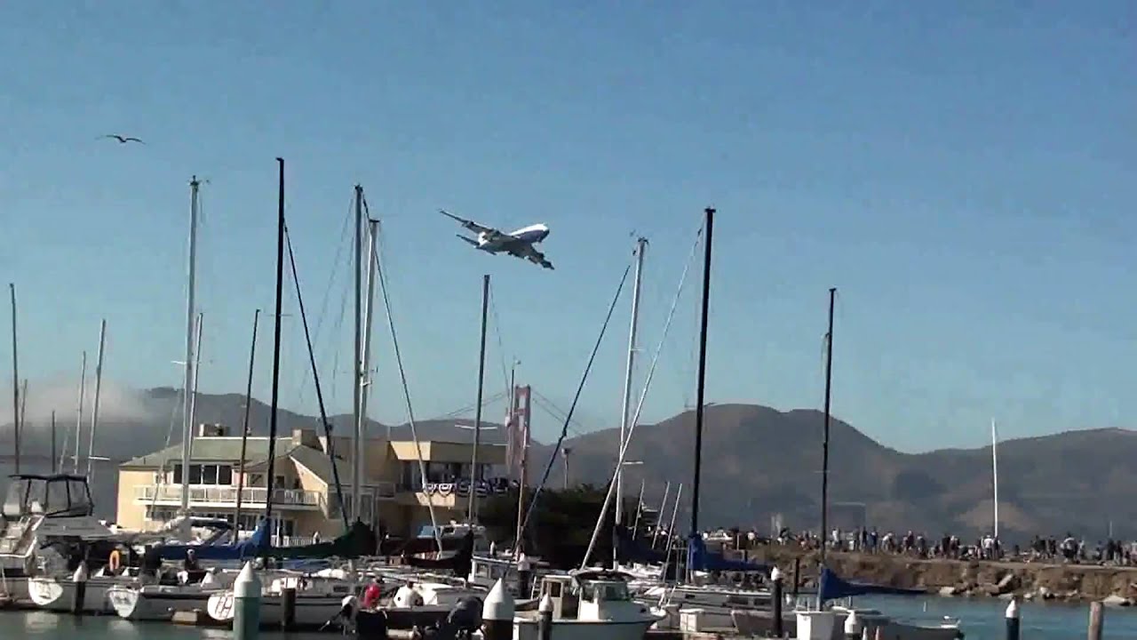 United Boeing 747 over Golden Gate Bridge - YouTube