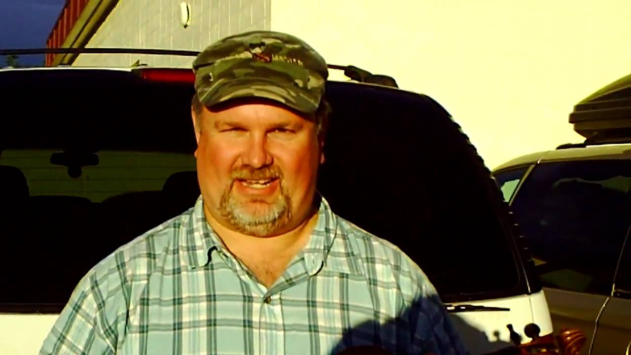 Wes telling a fiddle story about Benny Thomasson - YouTube