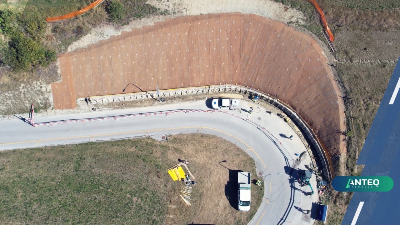 Stabilisation permanente d'un talus en bordure de route à Lens - YouTube