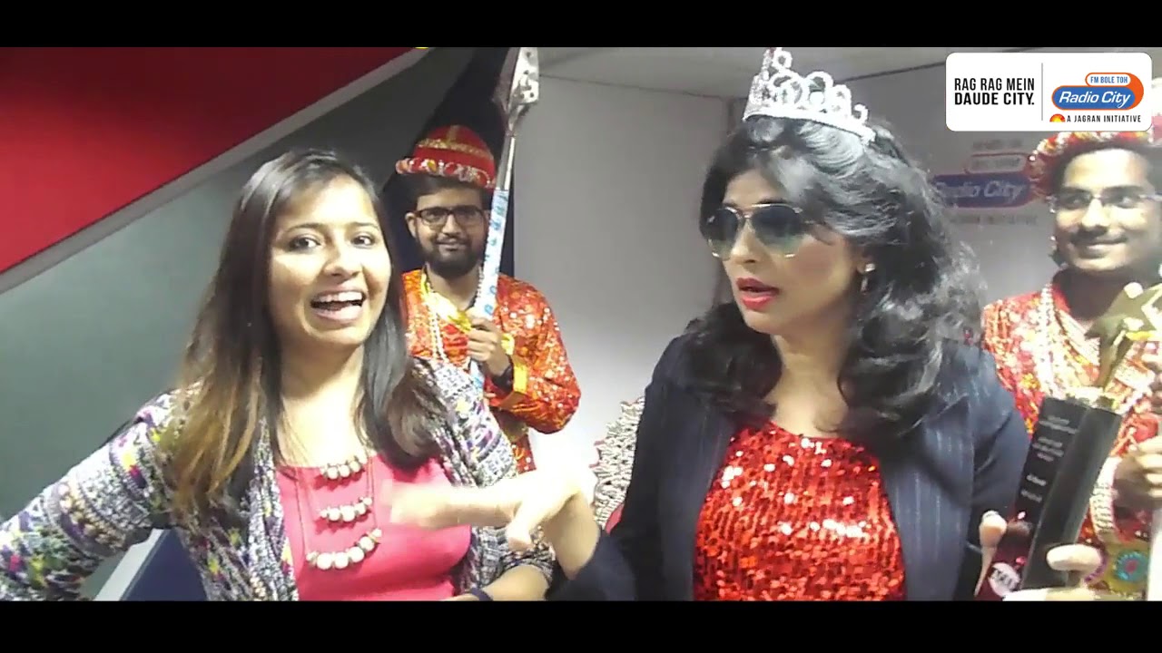 RJ Rashi's grand entry after winning #RJOfTheYear award - YouTube