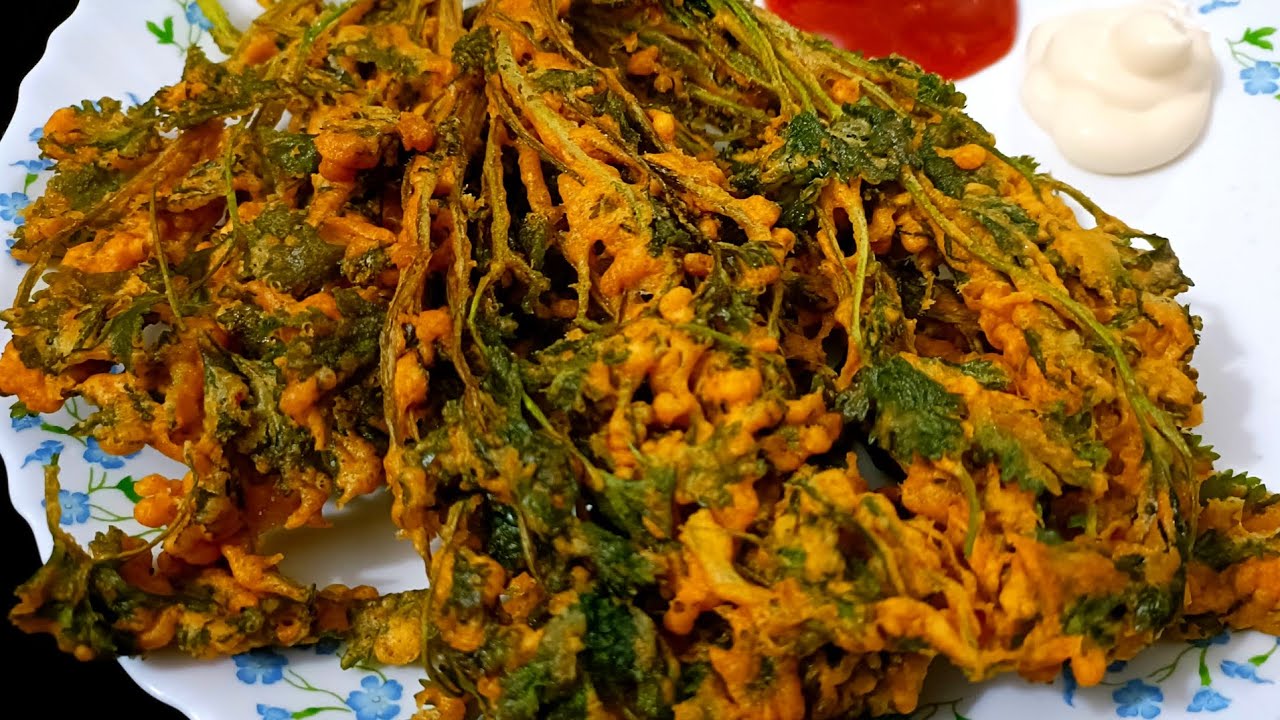 Crispy Coriander Leaves Pakoda – Perfect Tea-Time Snack! 🌿☕ || Dhaniya ...