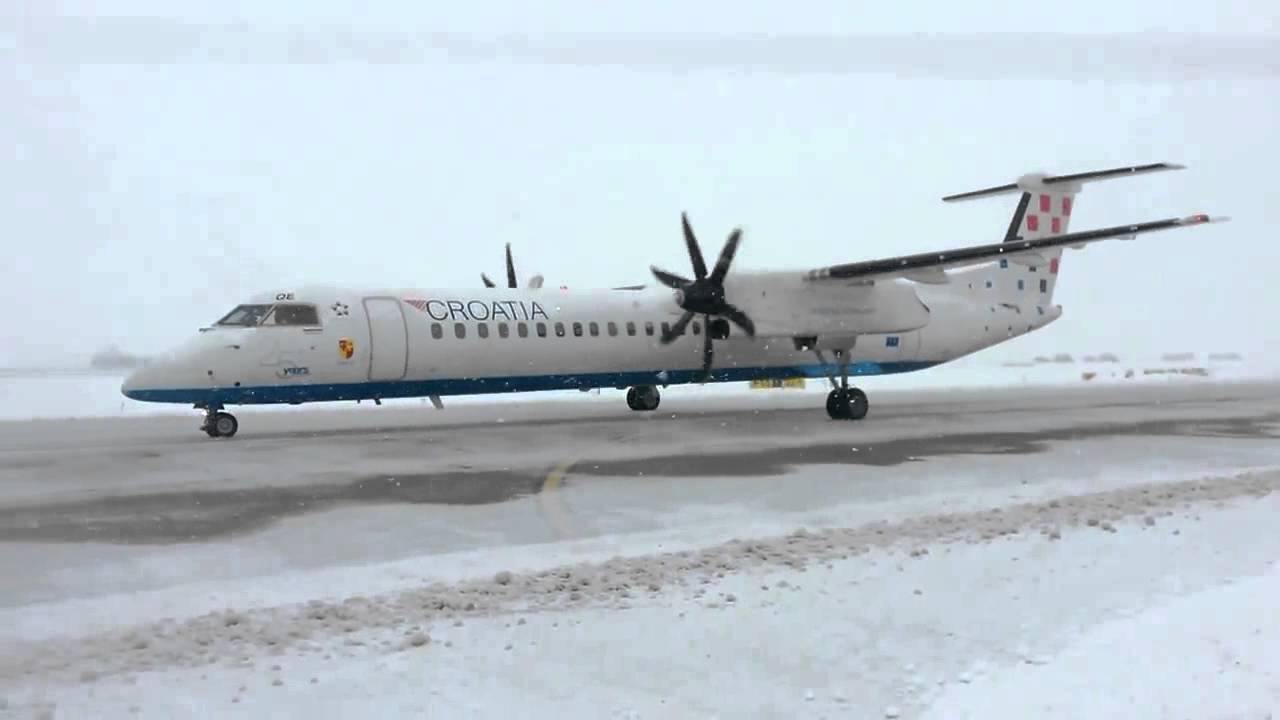 Dash Q400 in the snow - YouTube