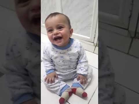 Gülmekten altına işeyen çocuk 😂😂