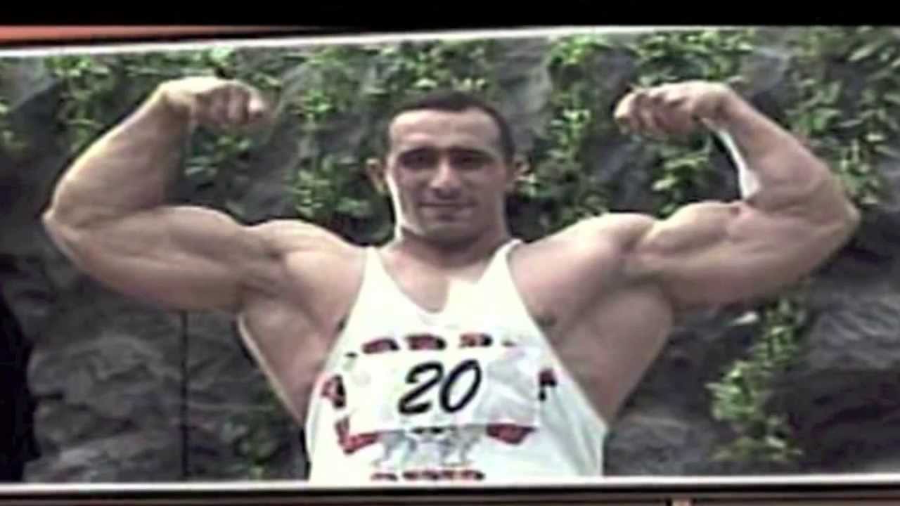 Big ripped bodybuilder poses and flexes on Ninja Warrior - YouTube