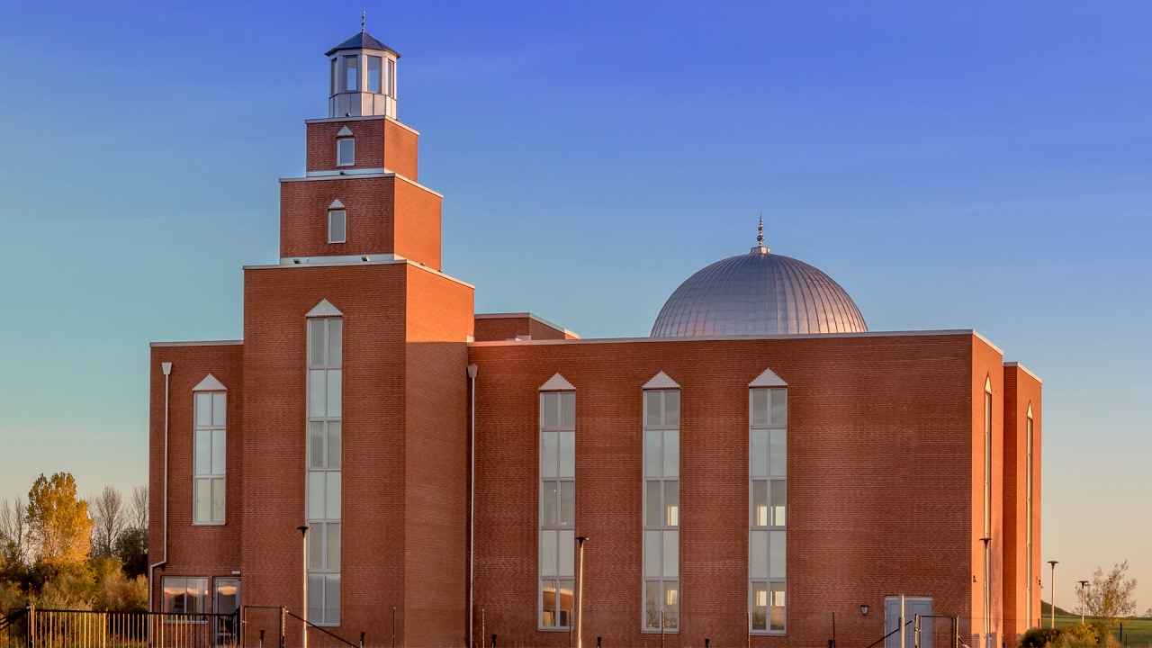 Dokumentärfilm - Mahmoodmoskén, Sveriges största moskén byggd i Malmö ...