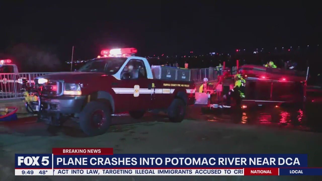 Plane crashes into Potomac River near DCA - YouTube