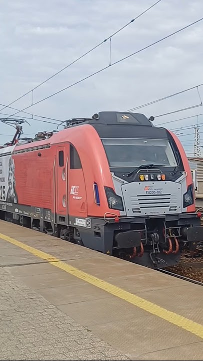 OKLEINA EU200-012 1025-2025 odjeżdża z pociągiem EIC Wysocki ze stacji Warszawa Wschodnia RP1 ...