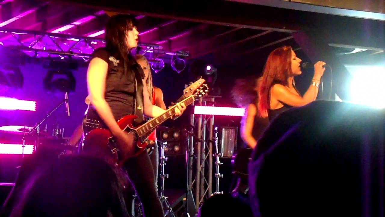 BARBE-Q-BARBIES - Twisted Little Sister - live in Qstock 2011 - YouTube