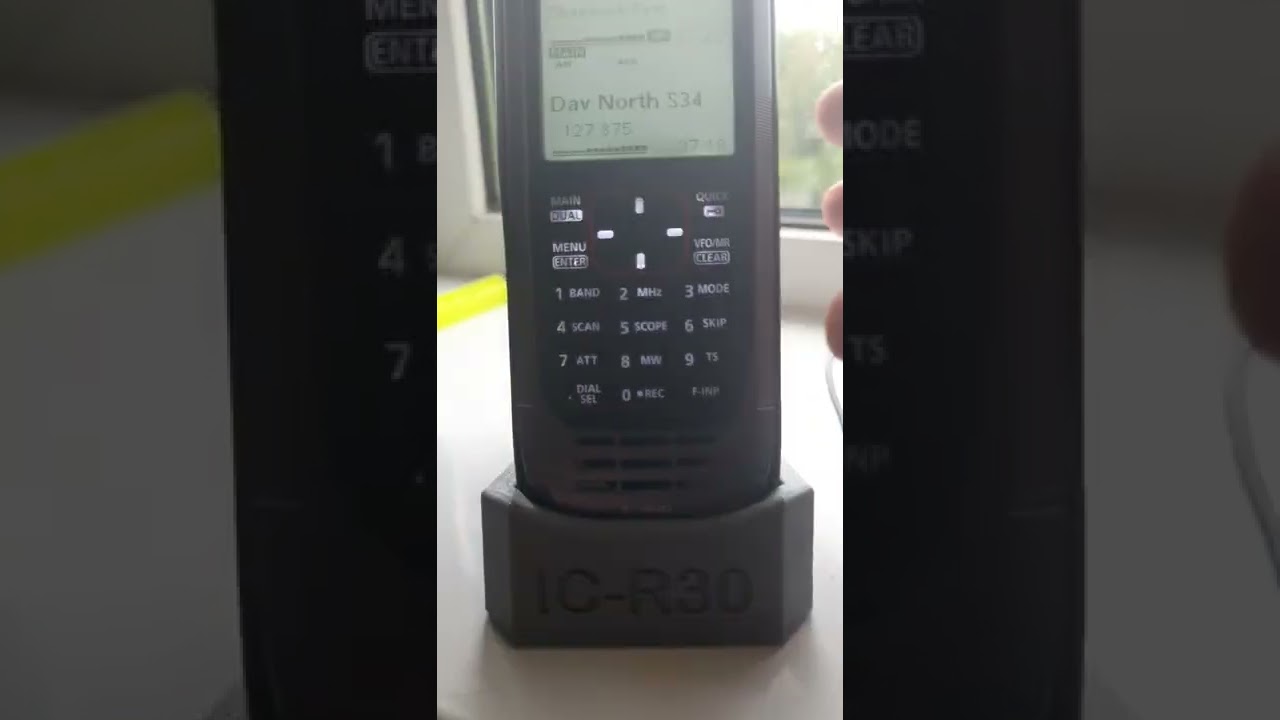 Icom R30 Dual watch on the HF and VHF. - YouTube