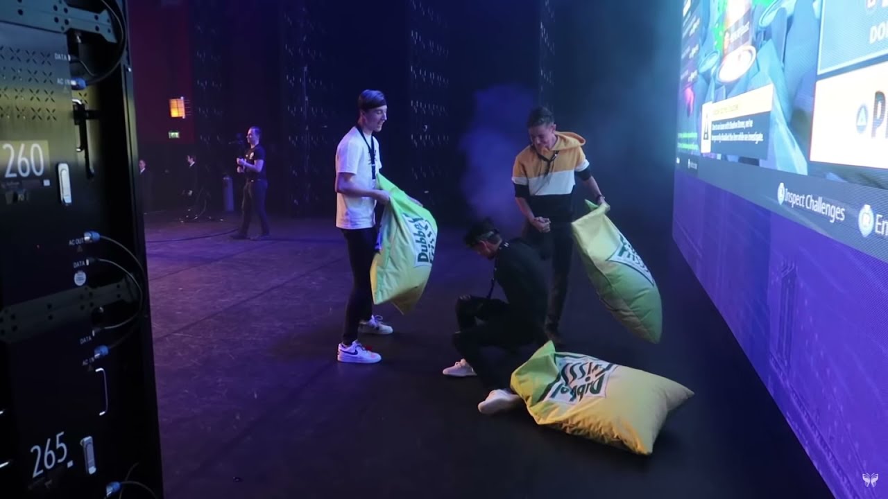 Paraduze Heeft Kussengevecht Met Don De Jong Youtube
