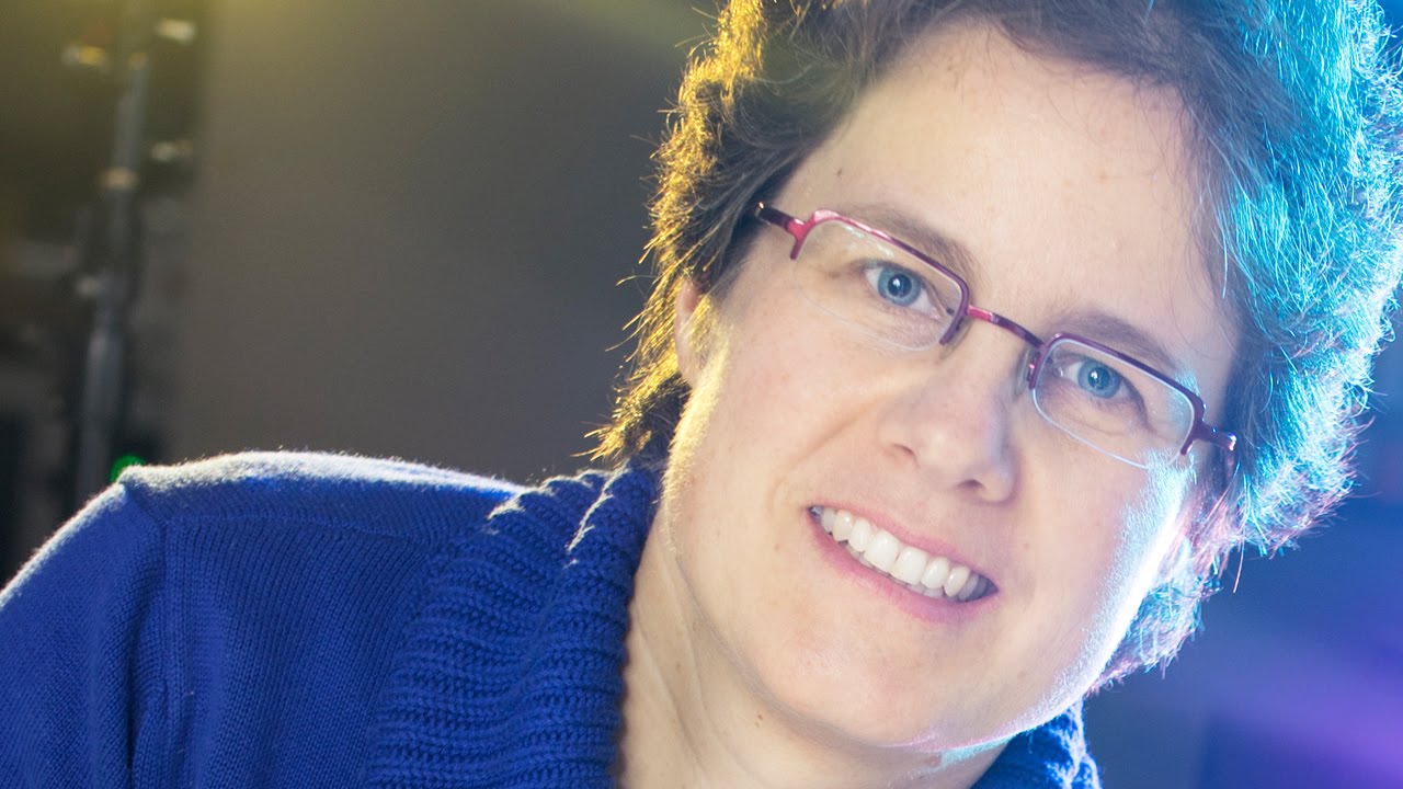 What physicists do with light: Anja Bieberle - YouTube