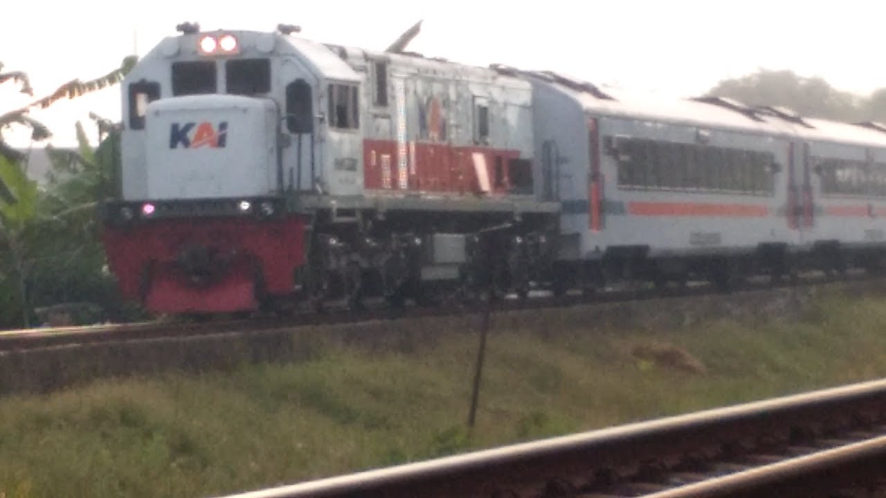 Kereta Api Menembus Asap Mercon - YouTube