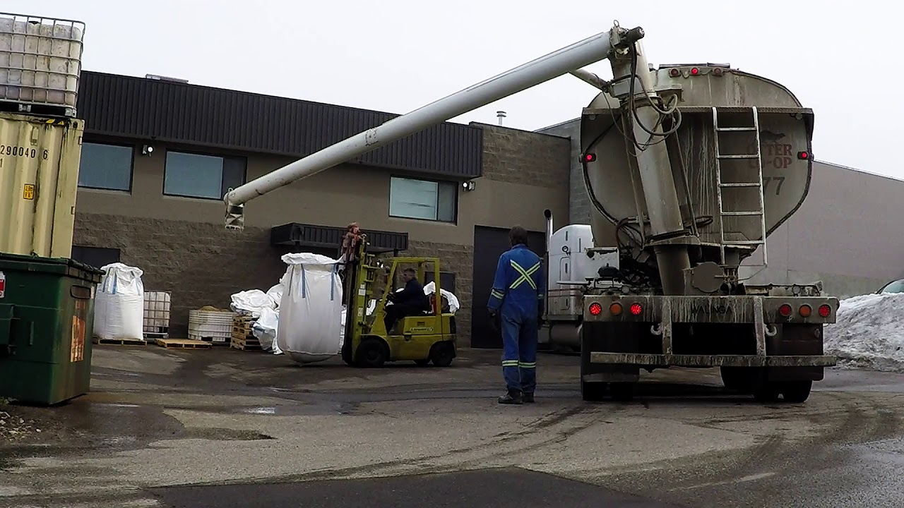 PETERBILT BULK AUGER TANKER OFFLOAD / Offloads Grain At Craft ...