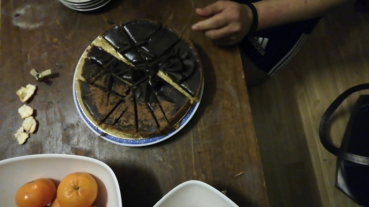 VERY UNIQUE WAY IN SLICING A CAKE - YouTube