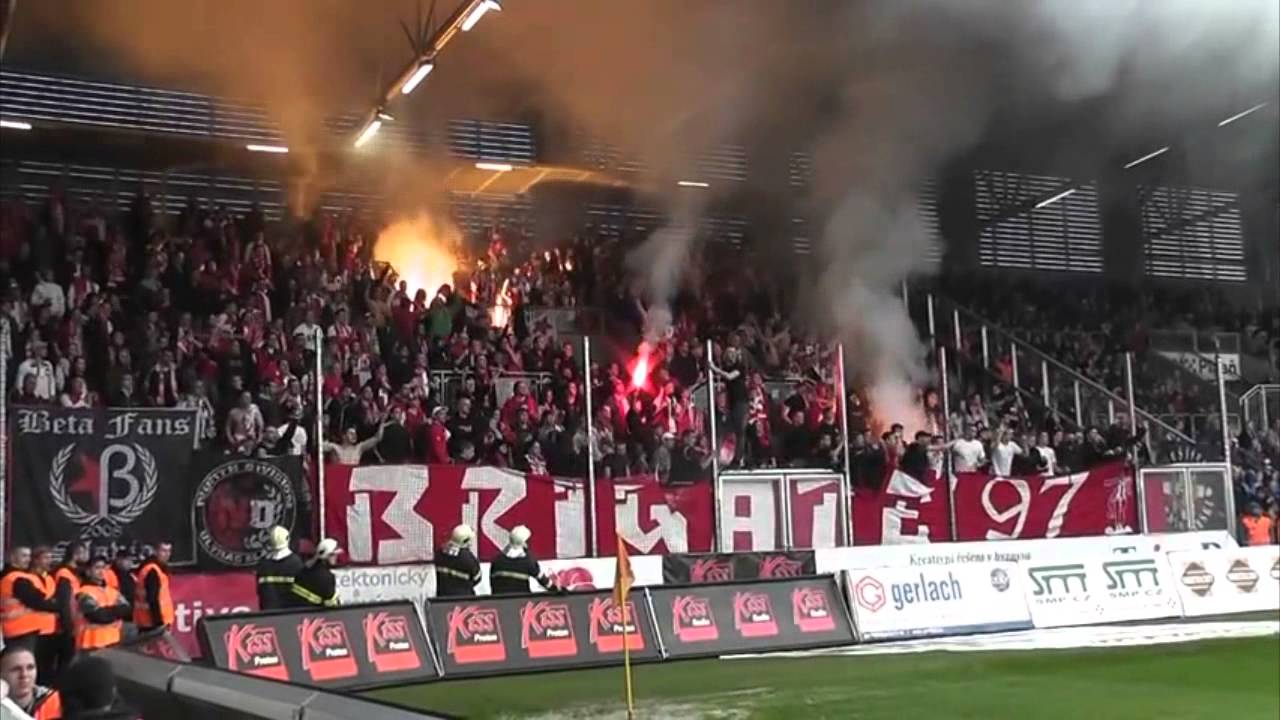 Tribuna Sever(Ultras Slavia Prague) - YouTube