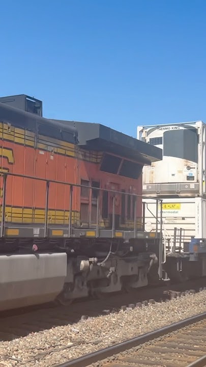 BNSF H2 Dash-9 #5098 trails third on Q train! - YouTube