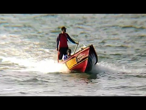 Aktivitas Nelayan Dengan Ukuran Perahu Yang Kecil - YouTube