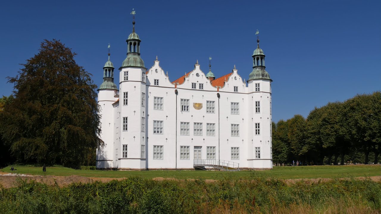 Ahrensburg, Germany: Schloss (Castle) - 4K Video Photo - YouTube