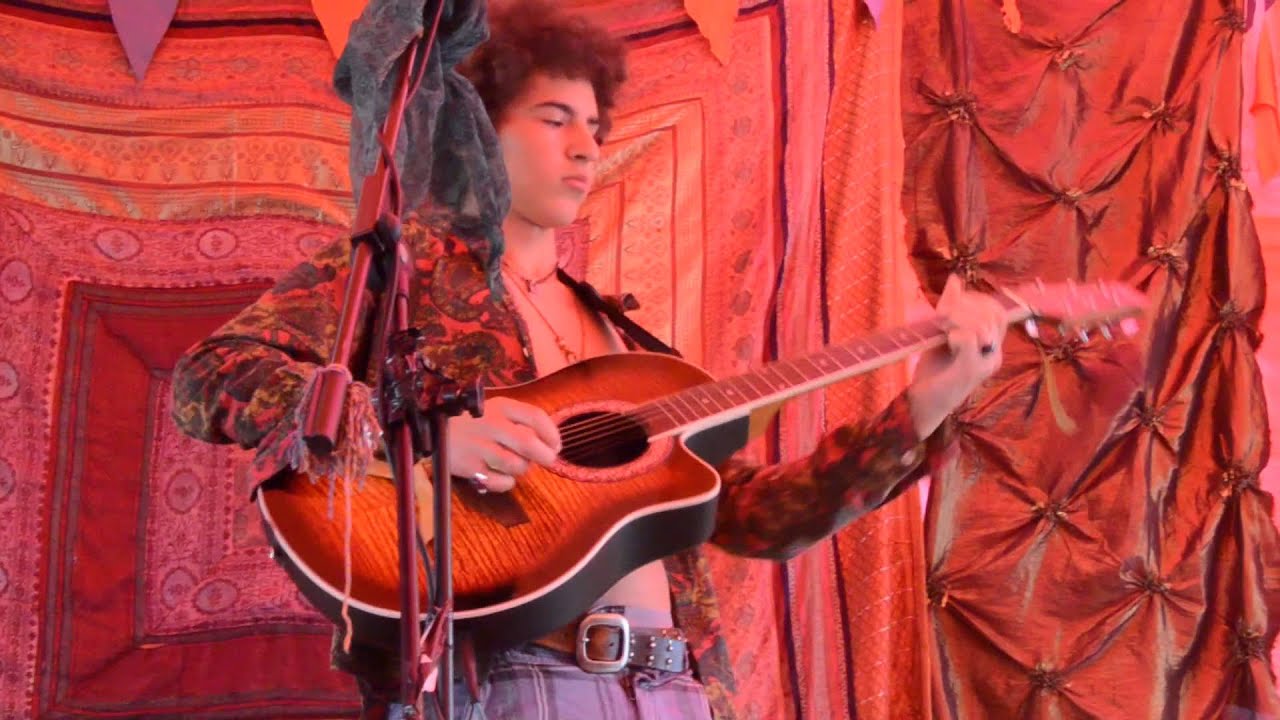 Mataio Austin Dean of The Midnight 23s at Blissfields 2013 - YouTube