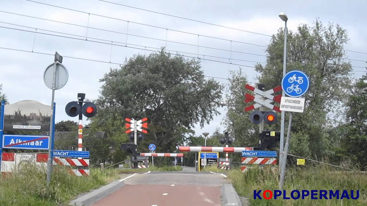 Dutch Railroad Crossing / Spoorwegovergang - YouTube