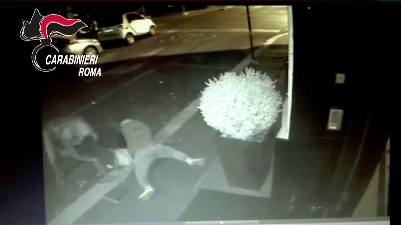 Roma. Arancia in bocca e mossa di arti marziali per rapinare un turista ...