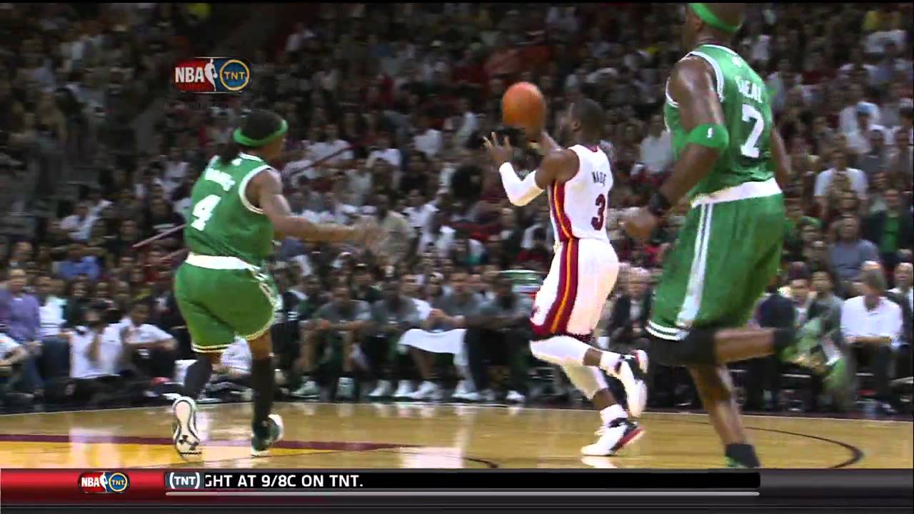 Dwyane Wade alley oop to LeBron James vs Celtics - YouTube