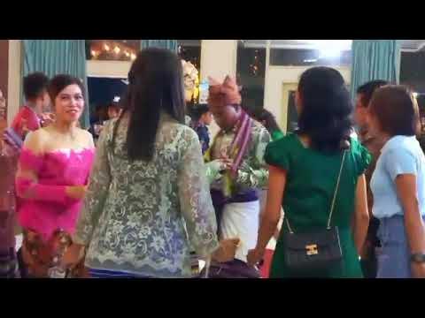 acara khosu di pernikahan Manase kofemnuke dan Ida Astuti - YouTube