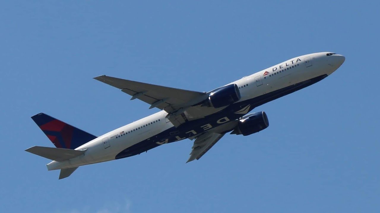 An amazing takeoff by a Delta Boeing 777 - 200 at BWI Airport! - YouTube