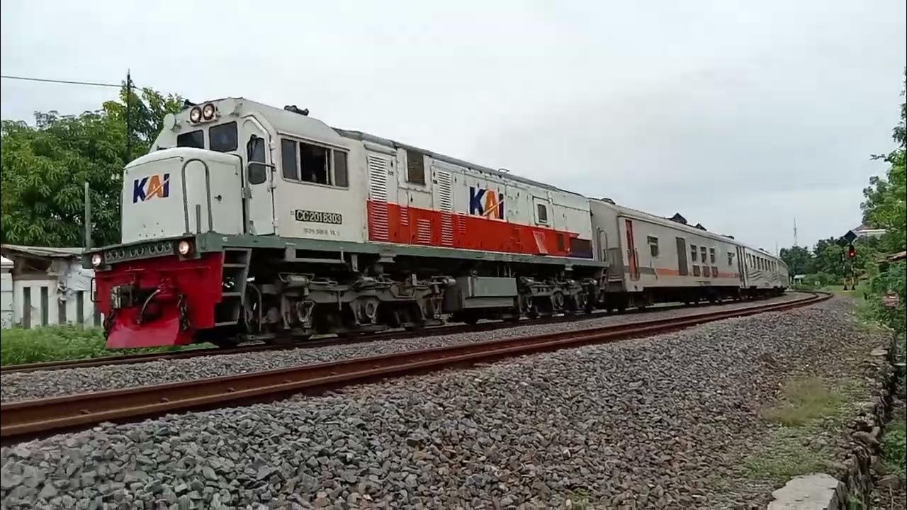 KA Gajahwong || Railroad Crossing || Railway Crossing || Hunting Kereta ...