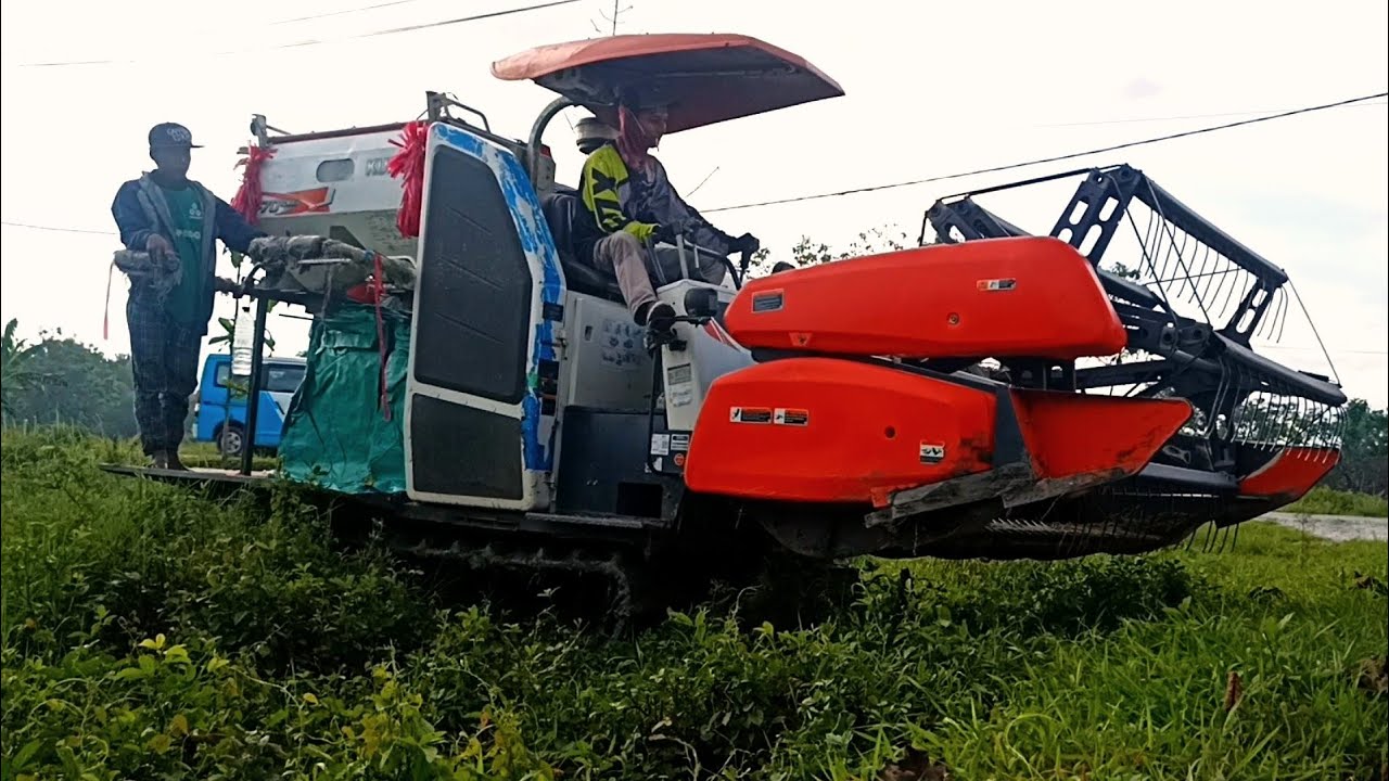 Kombi Padi Combine Harvester Kubota DC70 Plus🚜🛺Pindah Lahan Lewat Jalan ...