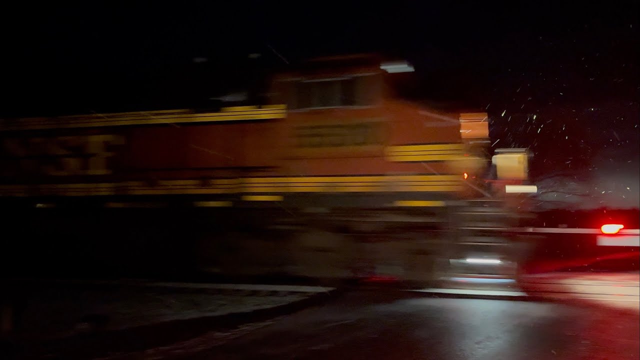 **VERY FAST** BNSF leads sand train through Medina Junction - YouTube