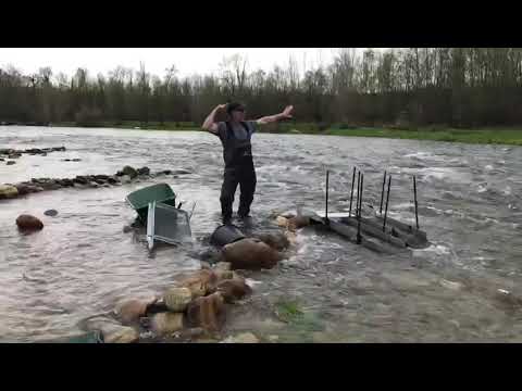 Four guys digging for gold in Italy - YouTube