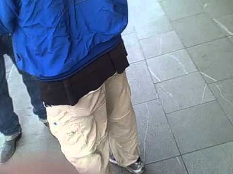 Daryl Hall of Hall and Oates signing autographs - YouTube