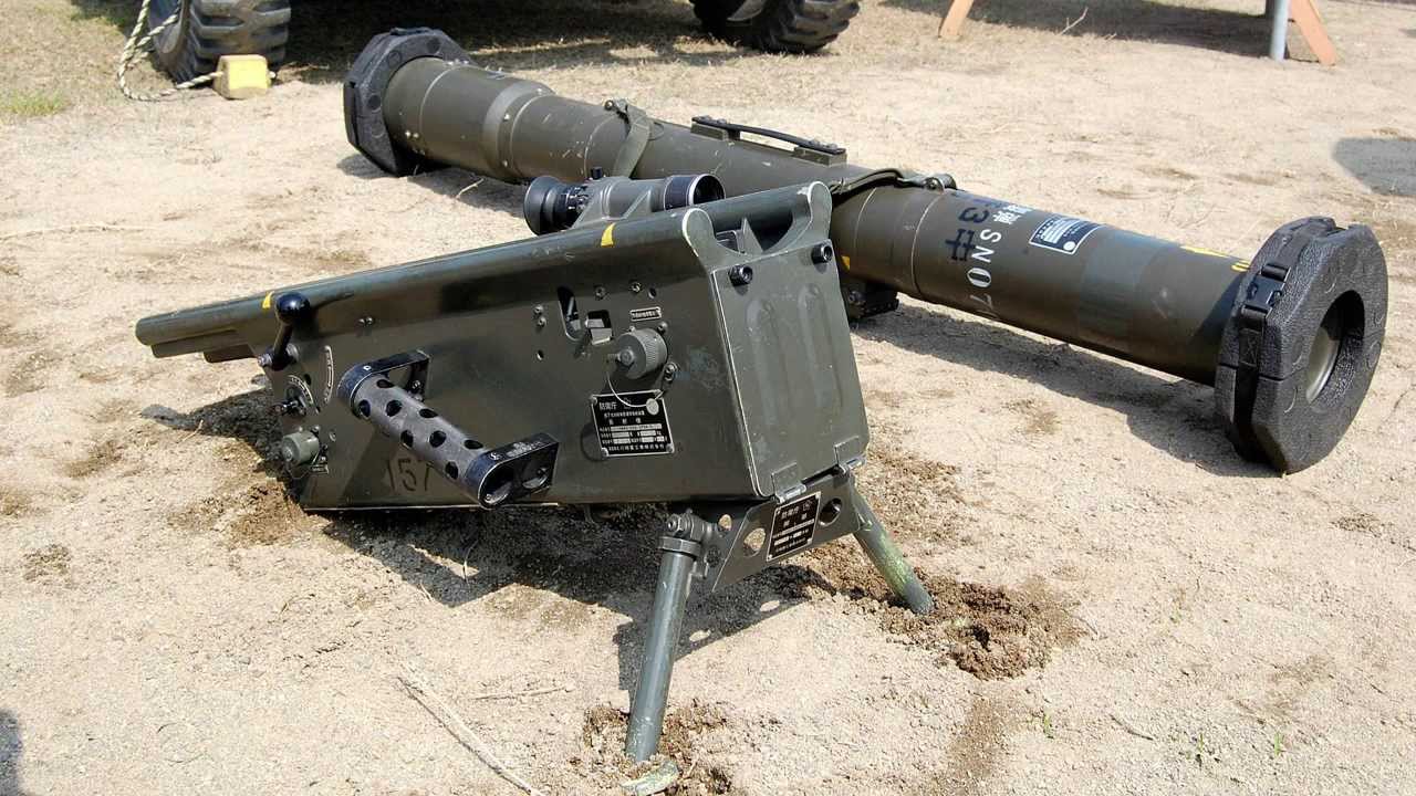 【セミアクティブ・レーザー誘導方式】陸上自衛隊 87式対戦車誘導弾（中MAT）実弾射撃｜Japan's Army Type 87 ATGM ...